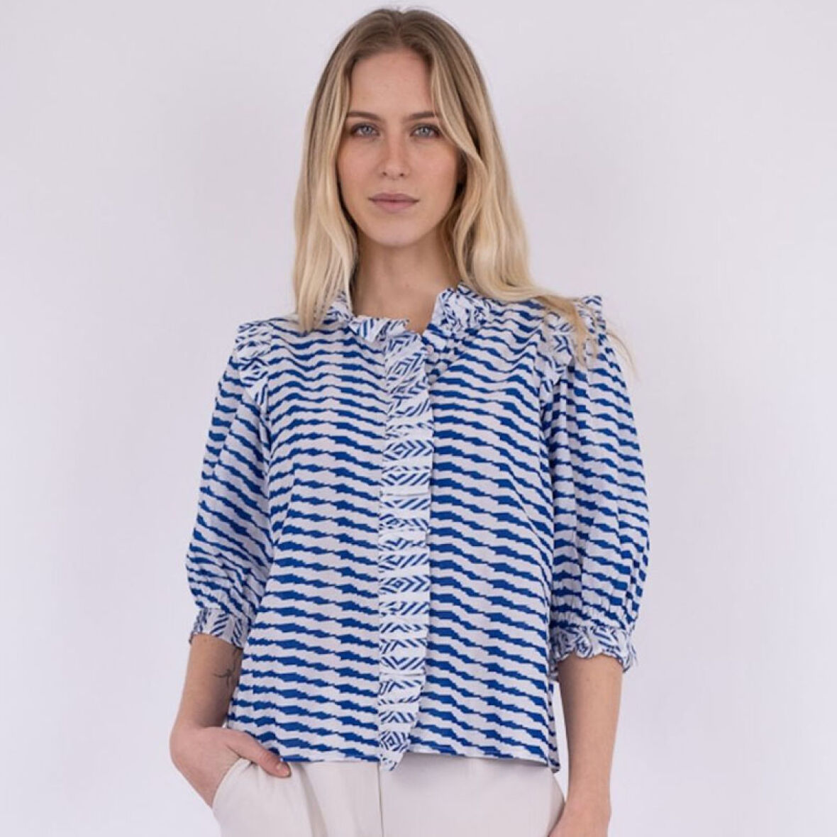 NEO NOIR - Chacha Graphic Bluse 1599955 Blue - Jydepotten.dk