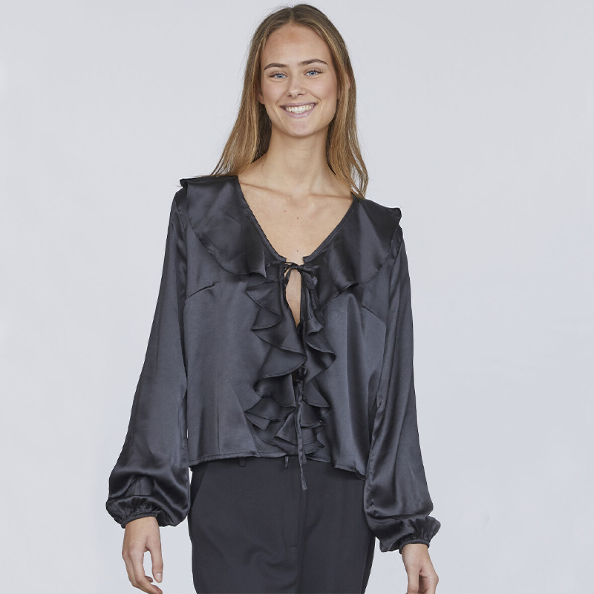 SISTERS POINT - Vuta Bluse 16881 Black - Jydepotten.dk